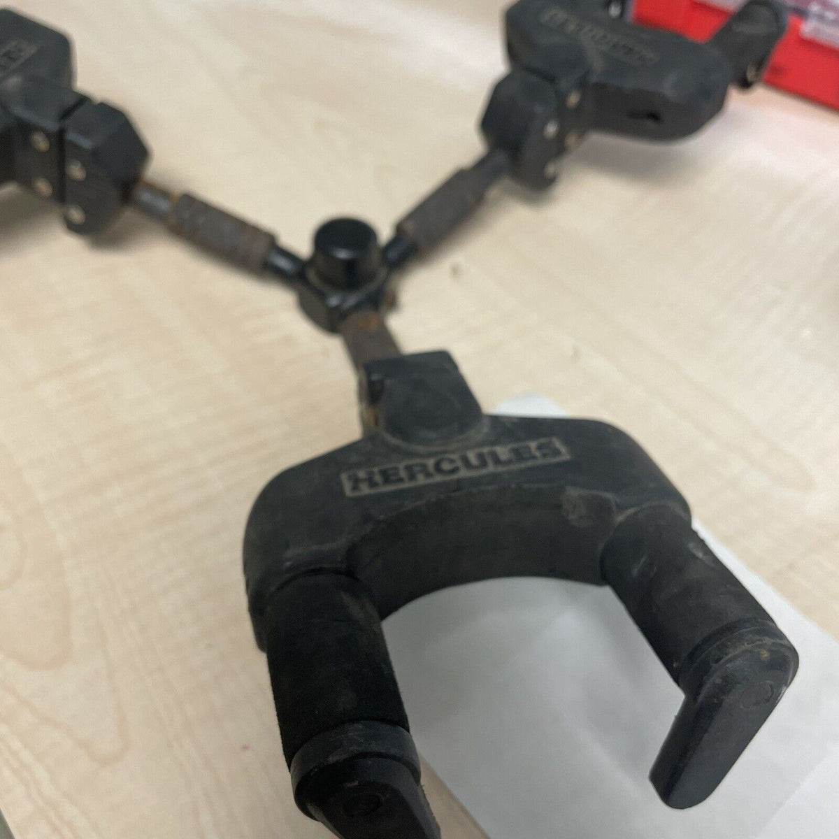 Hercules GS432B PLUS Universal Auto Grip Triple Guitar Stand (Top H...